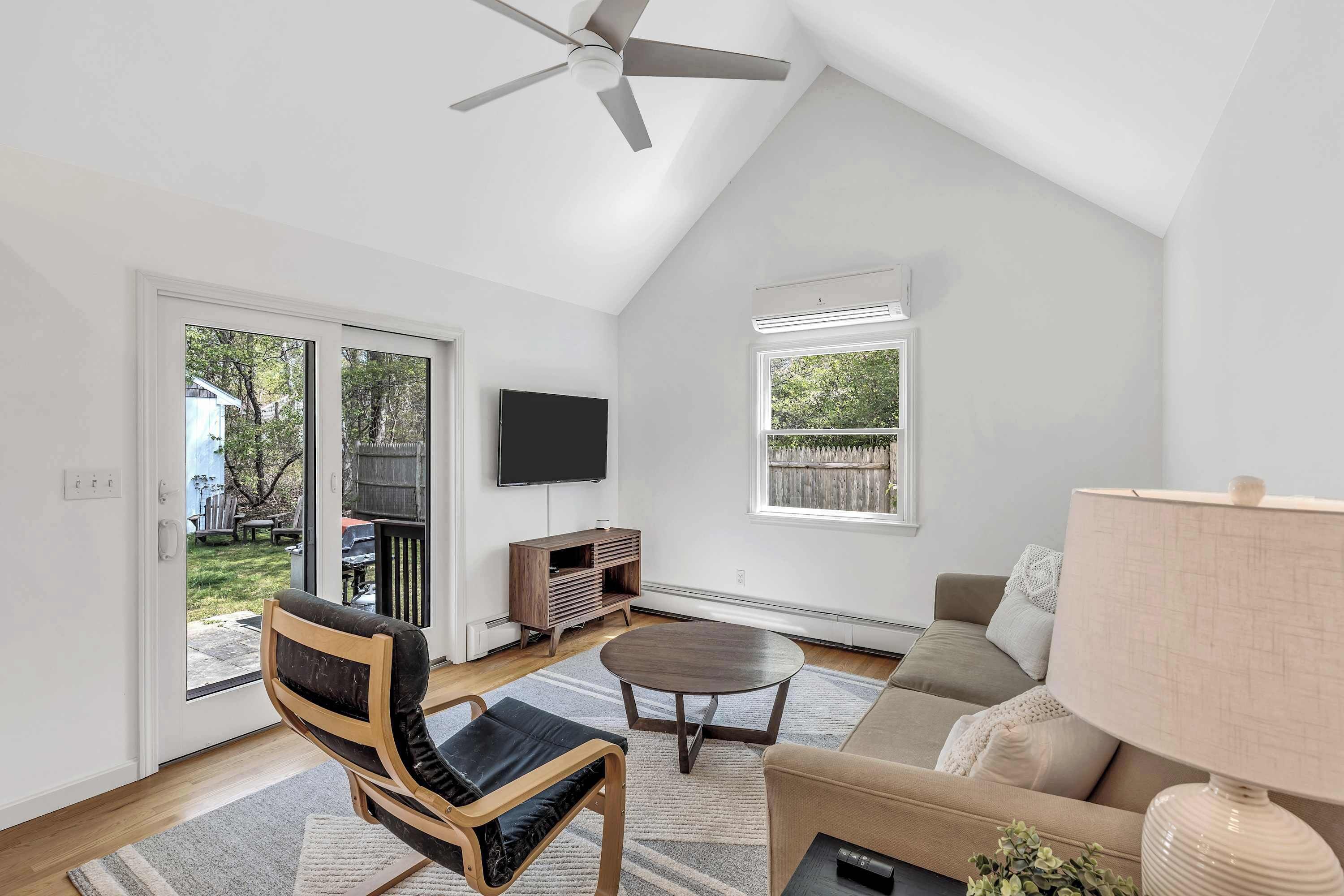 Jenkins Pond Beach Access With Bball Hoop & Grill, Bright Cape Cod Retreat Near Jenkins Pond In Falmouth. Parking, Modern Retreat With Outdoor Space, 24 Hour Hospitality - Falmouth, MA
