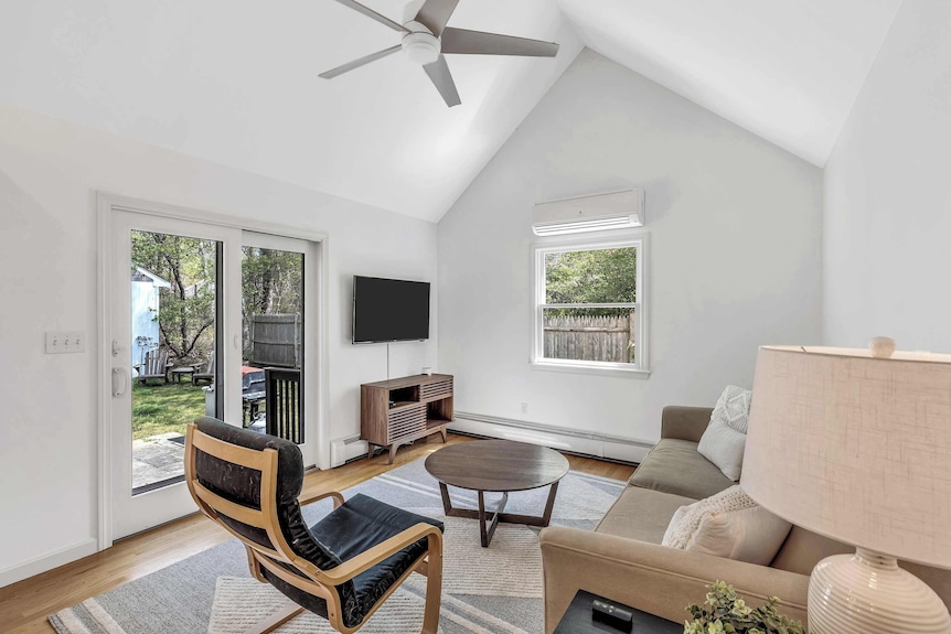 Jenkins Pond Beach Access With Bball Hoop & Grill, Bright Cape Cod Retreat Near Jenkins Pond In Falmouth. Parking, Modern Retreat With Outdoor Space, 24 Hour Hospitality - Falmouth, MA