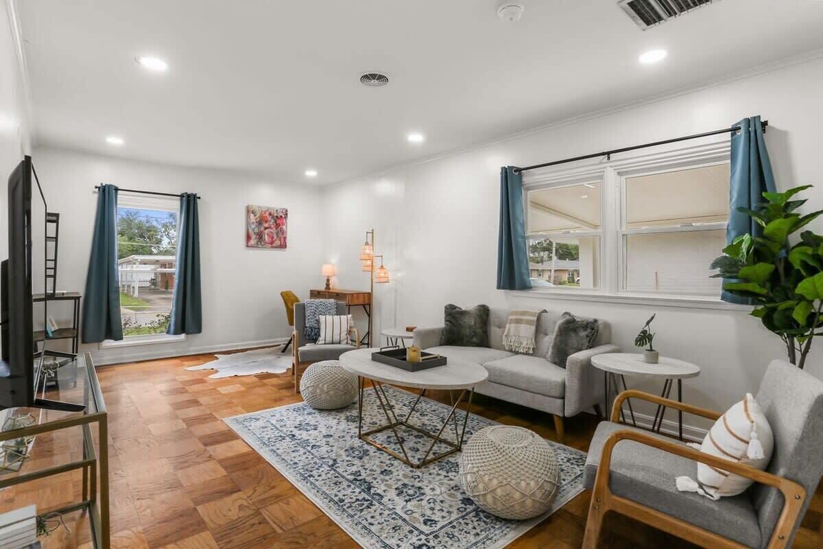 Free-standing Beauty W Covered Parking And Yard - Metairie, LA