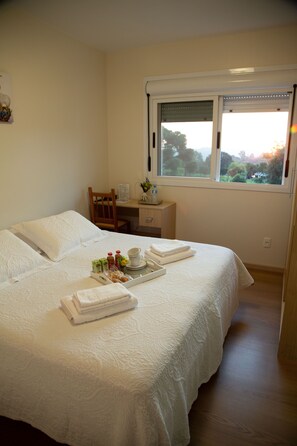 Apartamento | 4 quartos, escrivaninha, espaço de trabalho para notebook