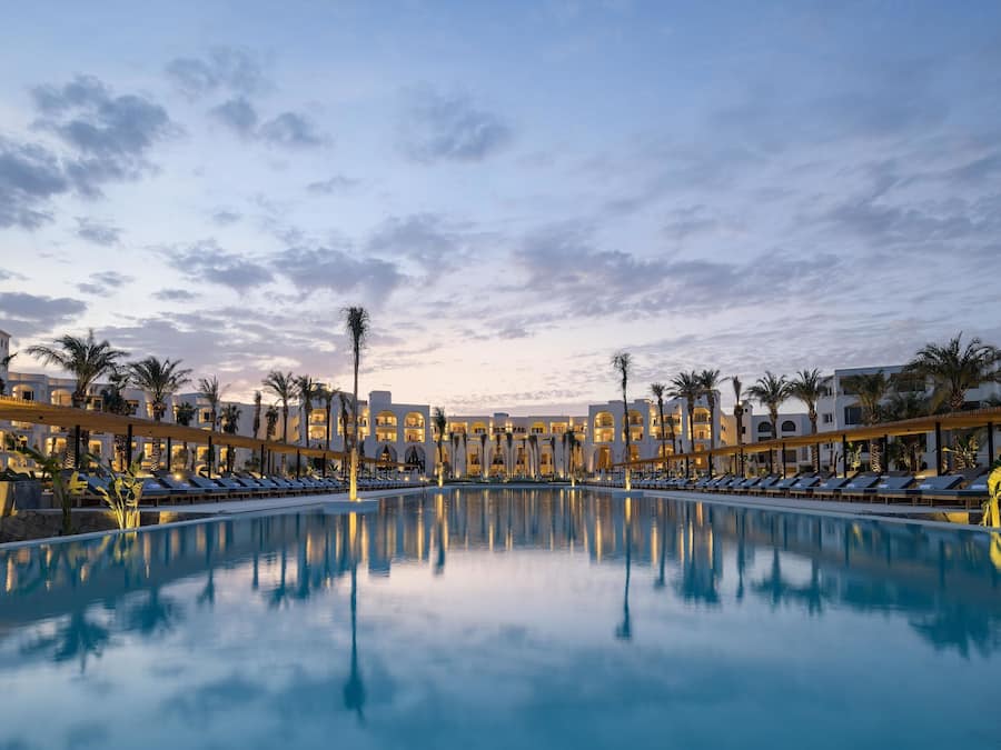 2 piscinas exteriores, guarda-sóis, espreguiçadeiras