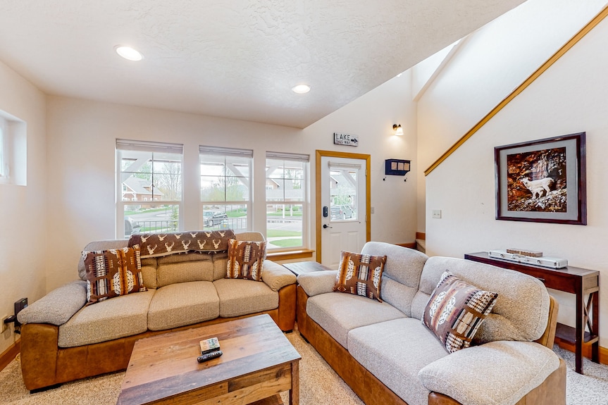 Adorable, Two-story Home With A Furnished Front Porch, Fireplace, & Washer/dryer - Sandpoint, ID