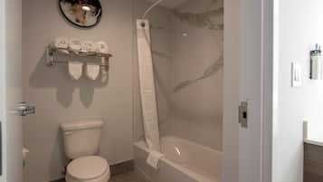 Quarto solteiro standard, 1 cama King | Banheiro | Chuveiro/banheira combinados, toalhas de banho