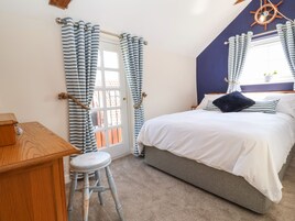1 quarto, com decoração personalizada, com mobília individualizada