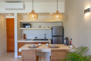Balcony Suite | Cozinha privada | Um frigorífico/congelador grande, um micro-ondas, uma placa de cozinha