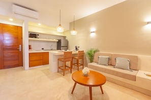 Balcony Suite | Área de estar | Smart TV 42 polegadas com canais digitais, TV, Netflix