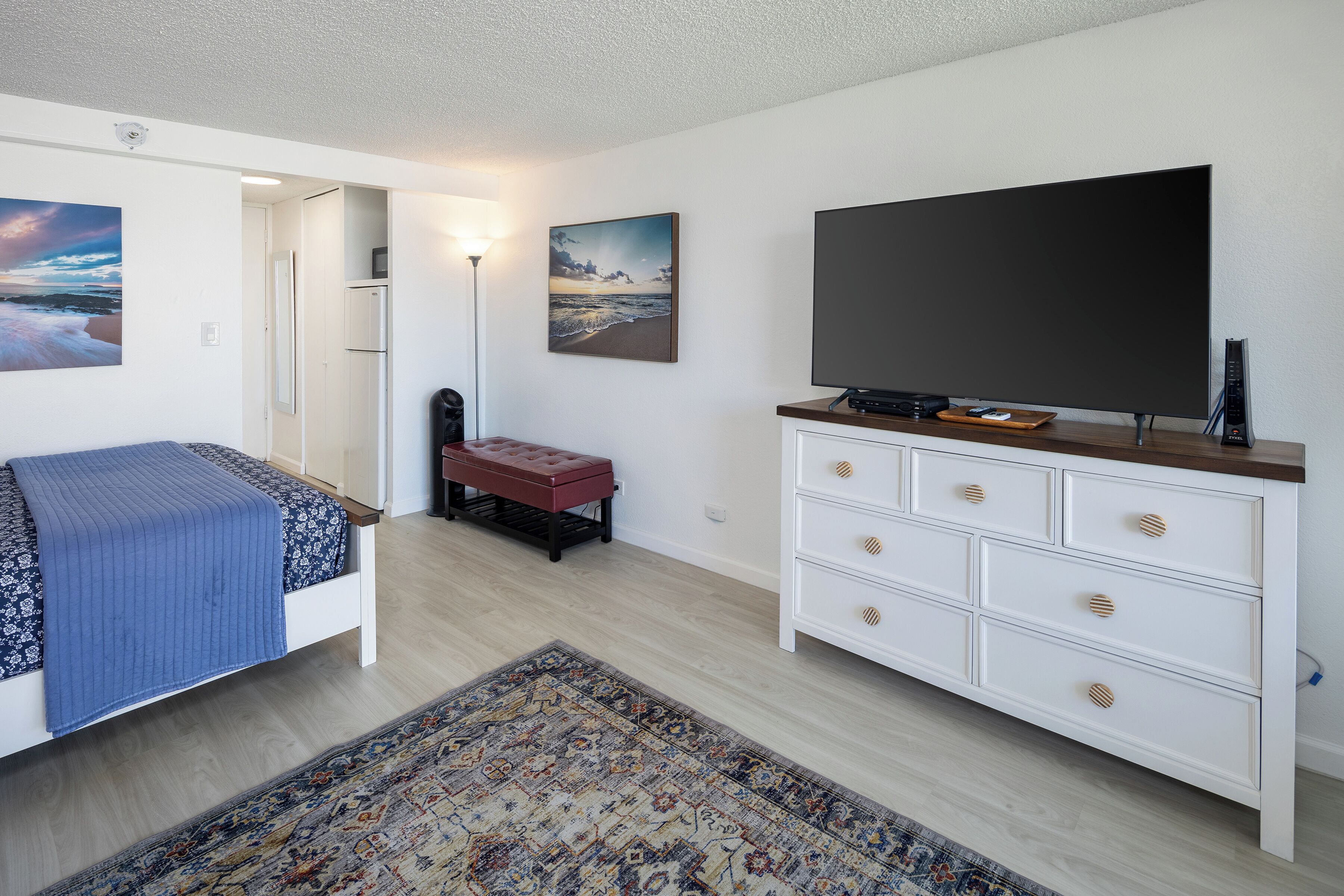 Sensational Seaside Condo, Remodeled In 2023 Parking Available, 1 Block To Beach - Honolulu