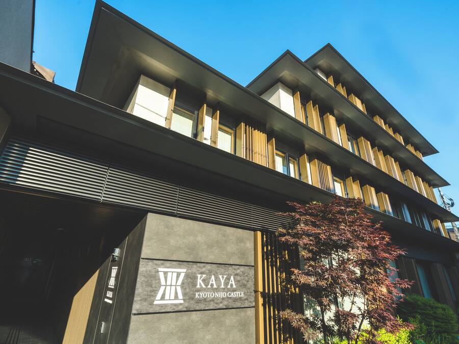 Um edifício moderno com uma placa que diz 'KAYA KYOTO NIKO CASTLE'.