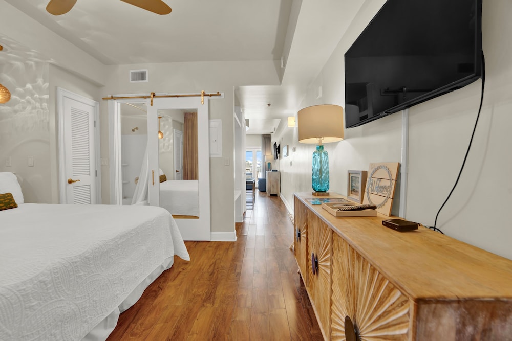 Stunning Lake-view Condo With Private Balcony, Pools, Hot Tub, & Private Beach - Rosemary Beach, FL