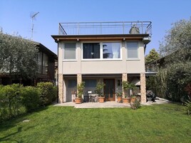 Casa, 1 quarto, sacada, vista para o jardim | Fachada