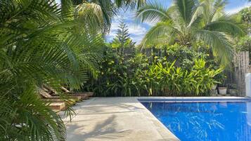 Vila, 2 quartos, sacada, vista para o jardim | Piscina | Piscina externa