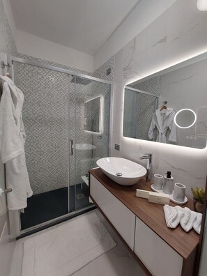 Apartamento, 2 quartos, varanda, vista para o jardim | Comodidades da casa de banho | Papel higiénico 