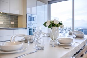 Apartamento Básico, várias camas, vista para o mar | Restaurantes