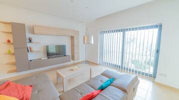 Apartamento Básico, várias camas, vista para o mar | 2 quartos, secretária adequada para computadores portáteis