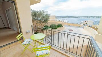 Apartamento Básico, várias camas, vista para o mar | Terrenos do alojamento