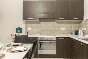 Apartamento Básico, várias camas | Cozinha privada | Um frigorífico, um forno, uma placa de cozinha 