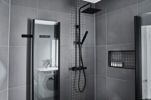 Apartamento Familiar | Casa de banho | Um polibã, um chuveiro fixo, produtos de higiene exclusivos