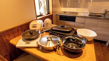 Apartamento Básico | Cozinha privada | Uma chaleira elétrica, uma torradeira, mesas de jantar