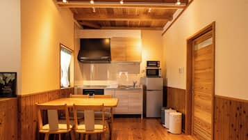 Apartamento Básico | Cozinha privada | Uma chaleira elétrica, uma torradeira, mesas de jantar