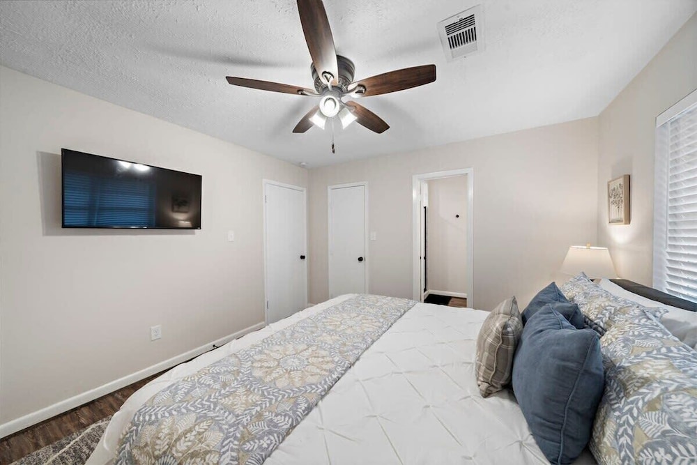 Texas Oasis: Poolside Paradise Awaits! - Baytown, TX
