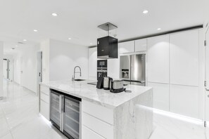 Apartamento de Luxo, 3 quartos, varanda, vista para a marina | Cozinha privada | Um frigorífico/congelador grande, um micro-ondas, um forno 