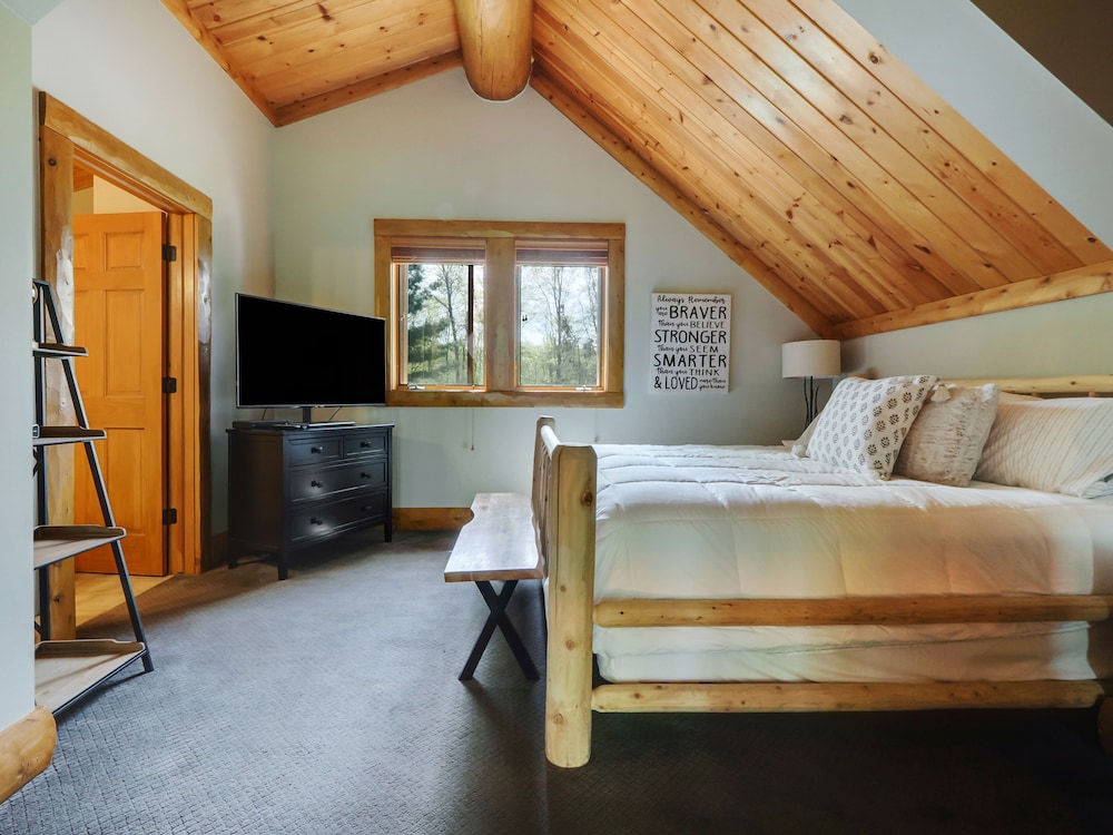 Completely Updated Boyne Mountain Cabin Ski-in/out - Boyne City, MI