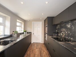 Um frigorífico, uma máquina de lavar louça, uma chaleira elétrica