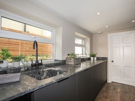 Um frigorífico, uma máquina de lavar louça, uma chaleira elétrica