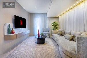 Apartamento superior, 1 quarto | Cofres nos quartos, cortinas blackout, quartos à prova de som