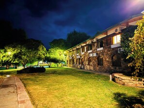 Fachada da propriedade à noite