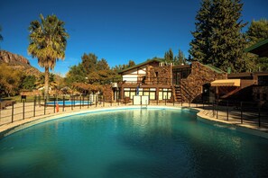 Piscina externa sazonal, funciona das 8h às 22h, guarda-sóis