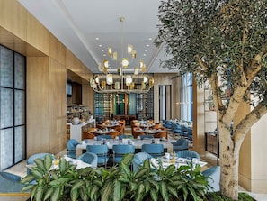 2 restaurantes: opção de café da manhã, almoço e jantar