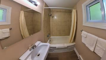 Quarto Standard, 1 cama de casal | Casa de banho | Uma banheira, um secador de cabelo, toalhas fornecidas