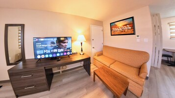 Family Suite, 2 Queen Beds,+ Sofa Bed With Kitchen | Secretária, secretária adequada para computadores portáteis