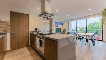 Apartamento luxo | Cozinha privada | Micro-ondas, liquidificador, talheres/pratos/utensílios de cozinha