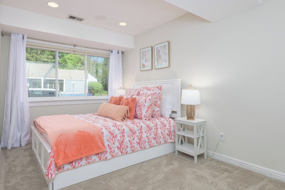 Harborside Condo Walk To Downtown And Beaches - South Haven, MI