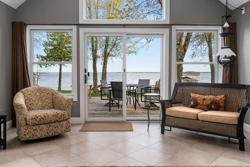 Northern Tranquility On Black Lake - 셰보이건