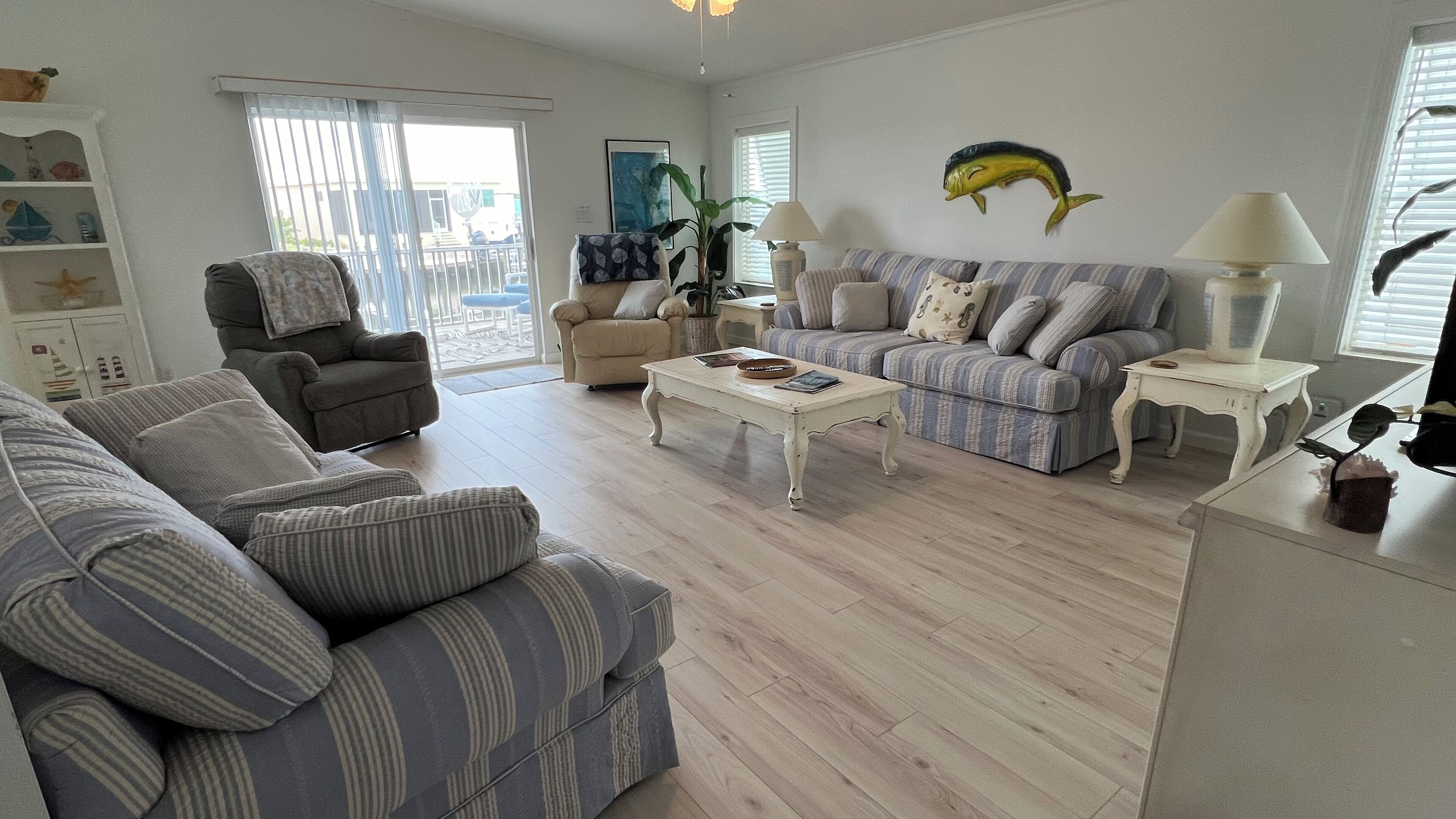 Quiet, Clean & Comfy 2 Bed-2bath With 8000lb Boat Lift And Large Screened Lanai - Pine Island, FL