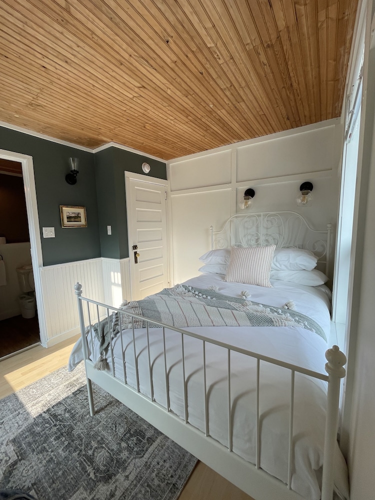 Beautiful character home in the heart of down town Banff. - Banff | Vrbo