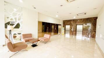 Área de estar no saguão