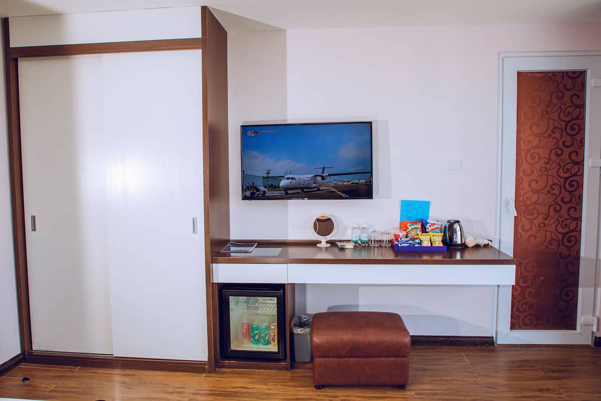 Televisor de ecrã plano de 43 polegadas com canais digitais, televisor
