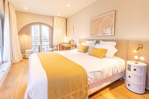 Quarto casal premium | Frigobar, individualmente decorados, ferros/tábuas de passar roupa