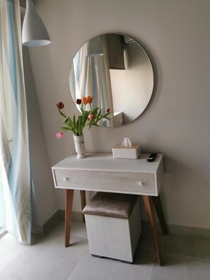 Quarto casal conforto, terraço, vista para a cidade | Escrivaninha, cortinas blackout, quartos à prova de som