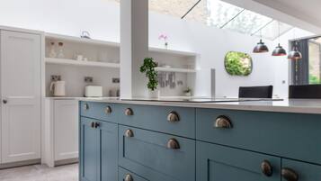 Apartamento | Cozinha privada | Geladeira, micro-ondas, fogão, cooktop