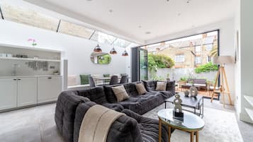 Apartamento | Área de estar | TV 37 polegadas com canais a cabo, Netflix, serviços de streaming