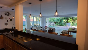 Vila | Cozinha privada | Geladeira grande, micro-ondas, fogão, lava-louças