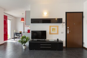 Apartamento Panorâmico | Sala de estar | Televisor de ecrã plano de 40 polegadas com canais digitais, televisor 