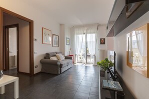 Apartamento Panorâmico | Sala de estar | Televisor de ecrã plano de 40 polegadas com canais digitais, televisor 