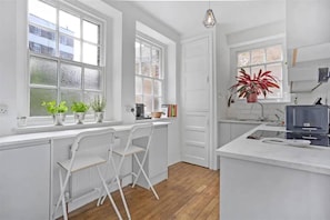 Apartamento, 2 camas queen-size | Cozinha privada | Um frigorífico, um micro-ondas, um forno, uma placa de cozinha 