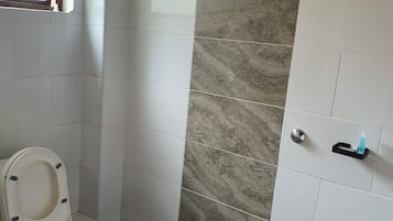 Chuveiro, chuveiro com efeito de chuva, produtos de toalete grátis